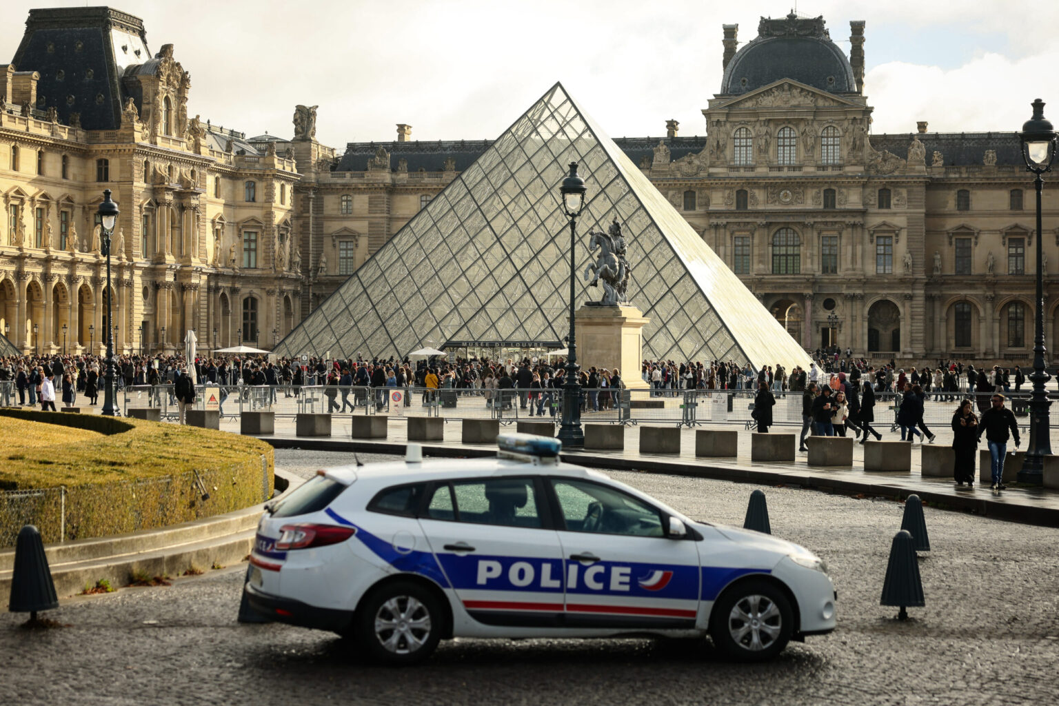 Suspects arrested over the theft of crown jewels from Paris' Louvre ...