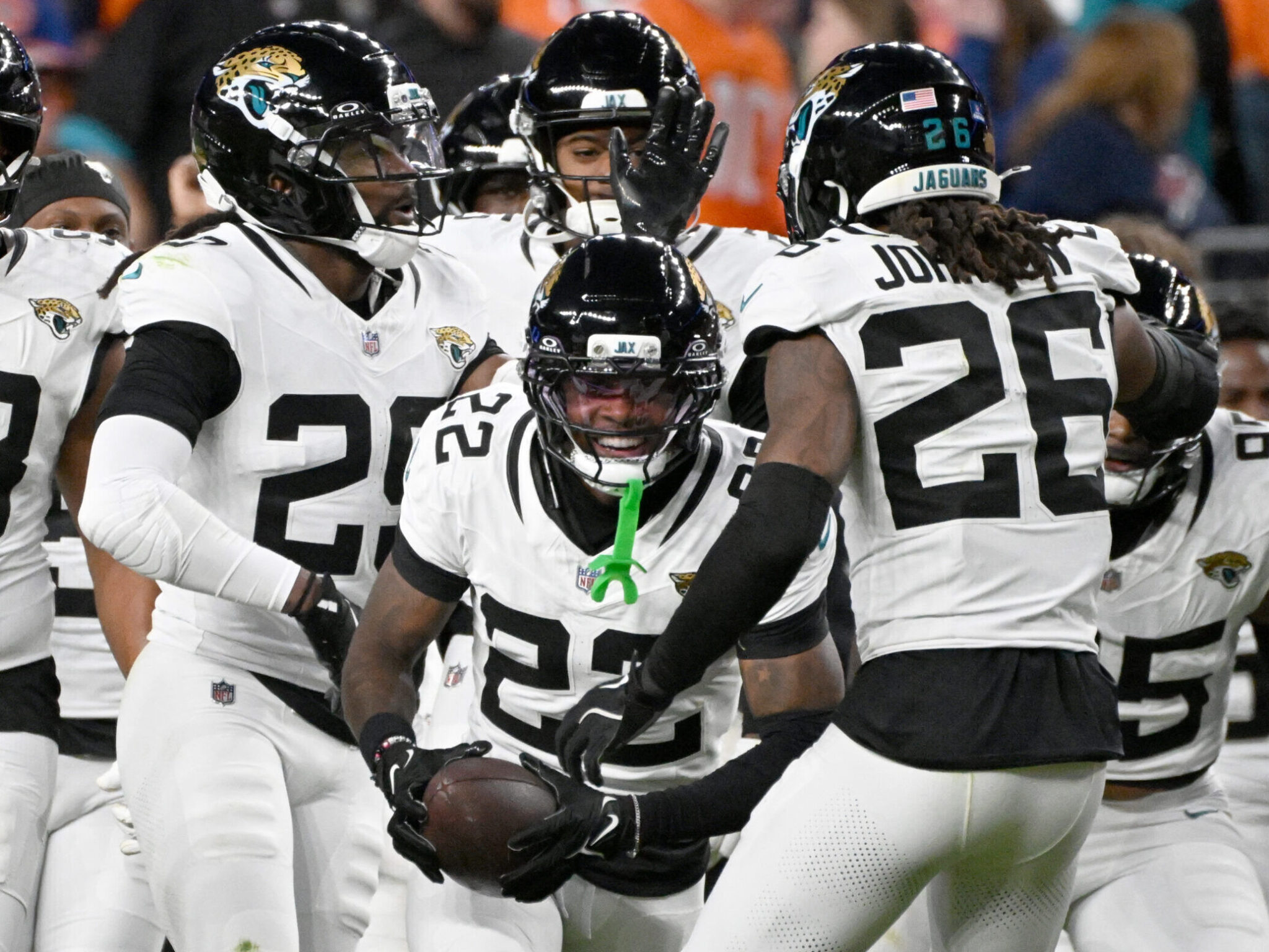 Broncos LB Alex Singleton undergoes surgery for testicular cancer ...