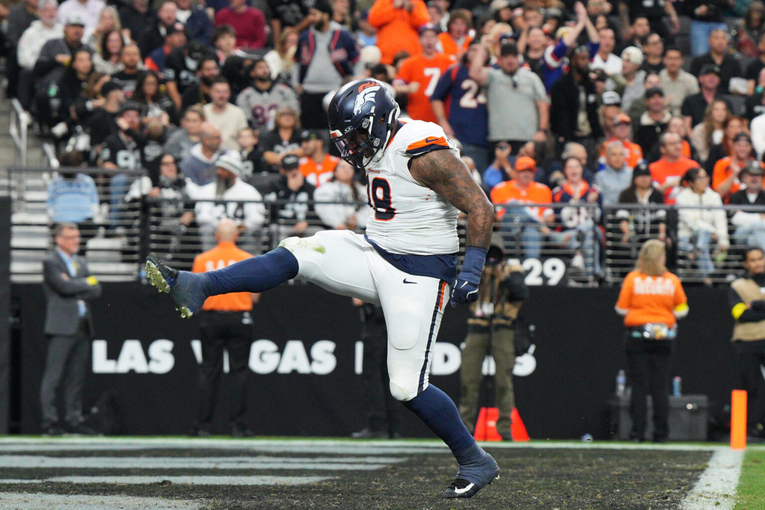 Broncos LB Alex Singleton makes emotional return weeks after cancer ...