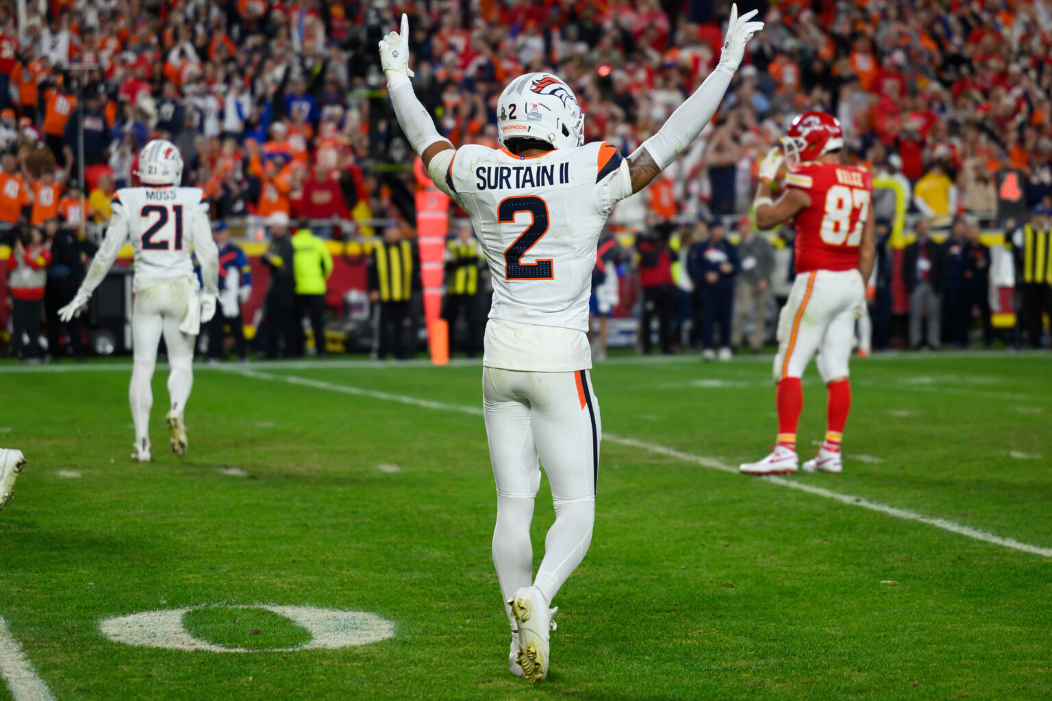 Heavily favored Broncos hold off Chiefs 20-13 for first win in Kansas ...